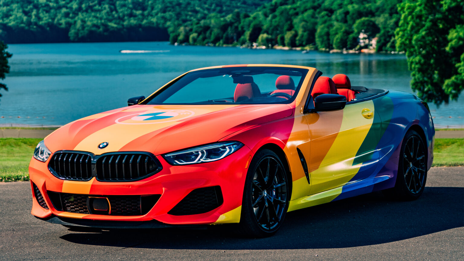Automobilka BMW podporuje LGBT agendu. Ale ne všude. Je LGBT propaganda ...